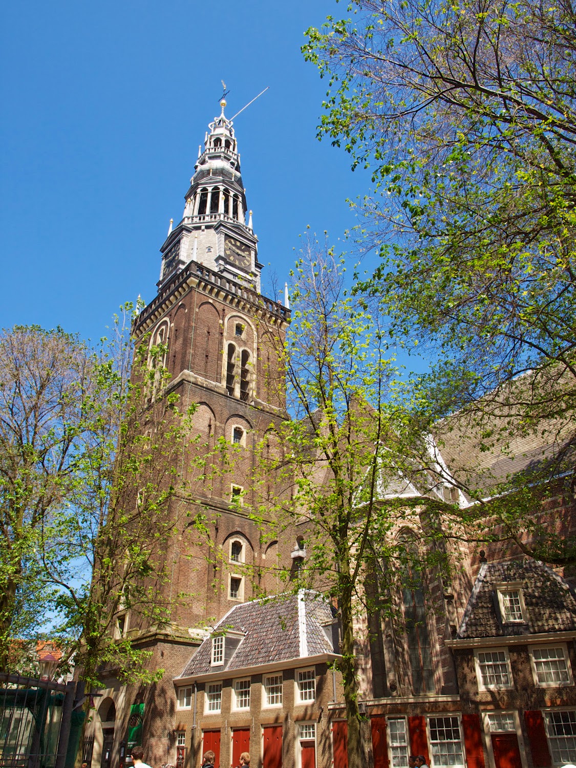 Oude Kerk, el centinela del Barrio Rojo de Amsterdam | El Guisante ...