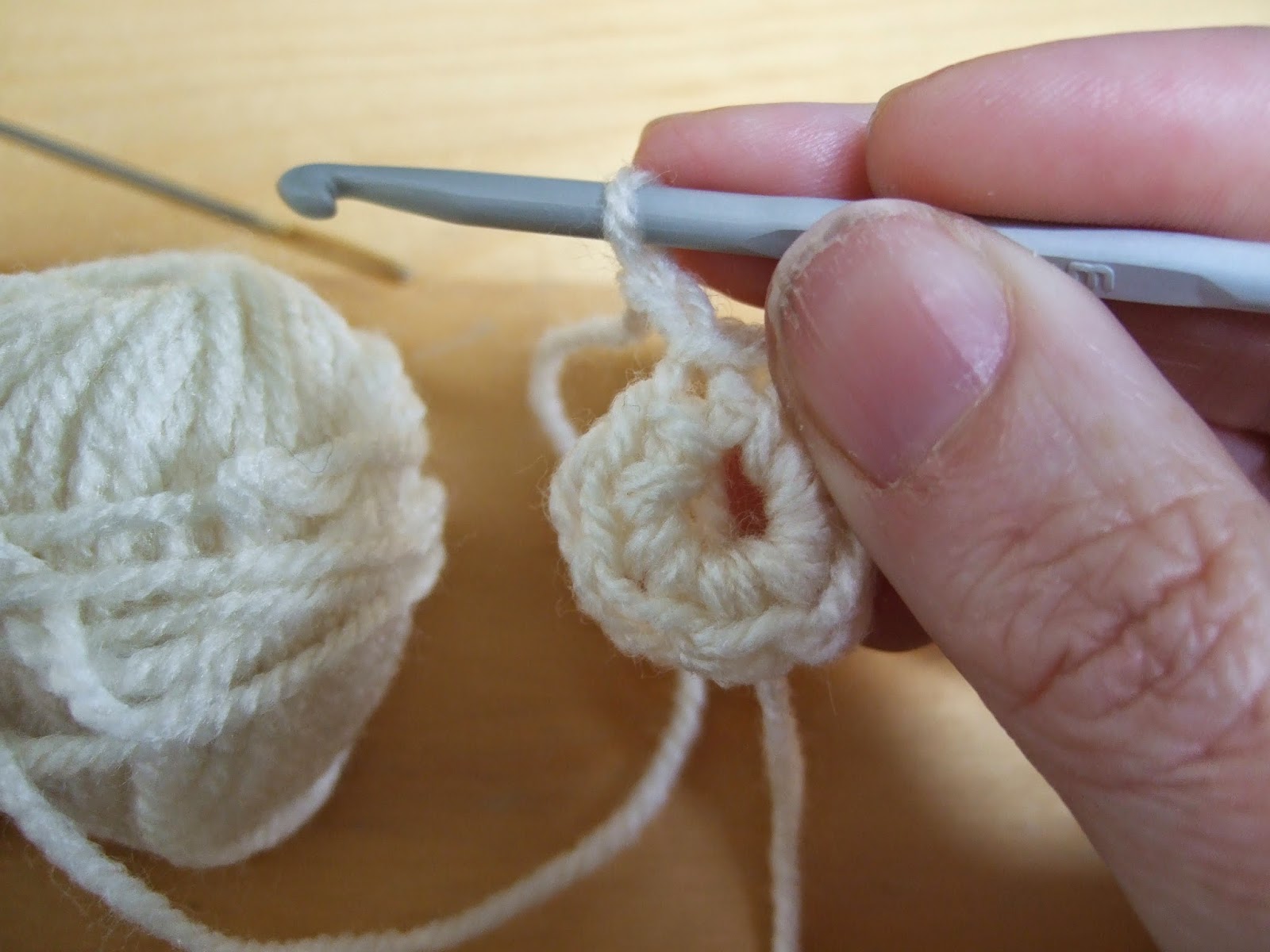 Made By Joanne: Quick crochet gift :crochet flower brooch tutorial