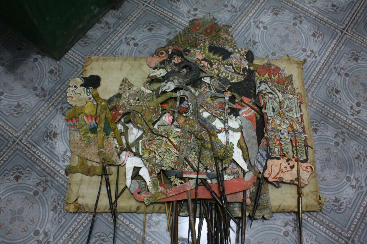 WARUNG ANTIK DAN JADUL: 1 Set Wayang Kulit Jadul Original