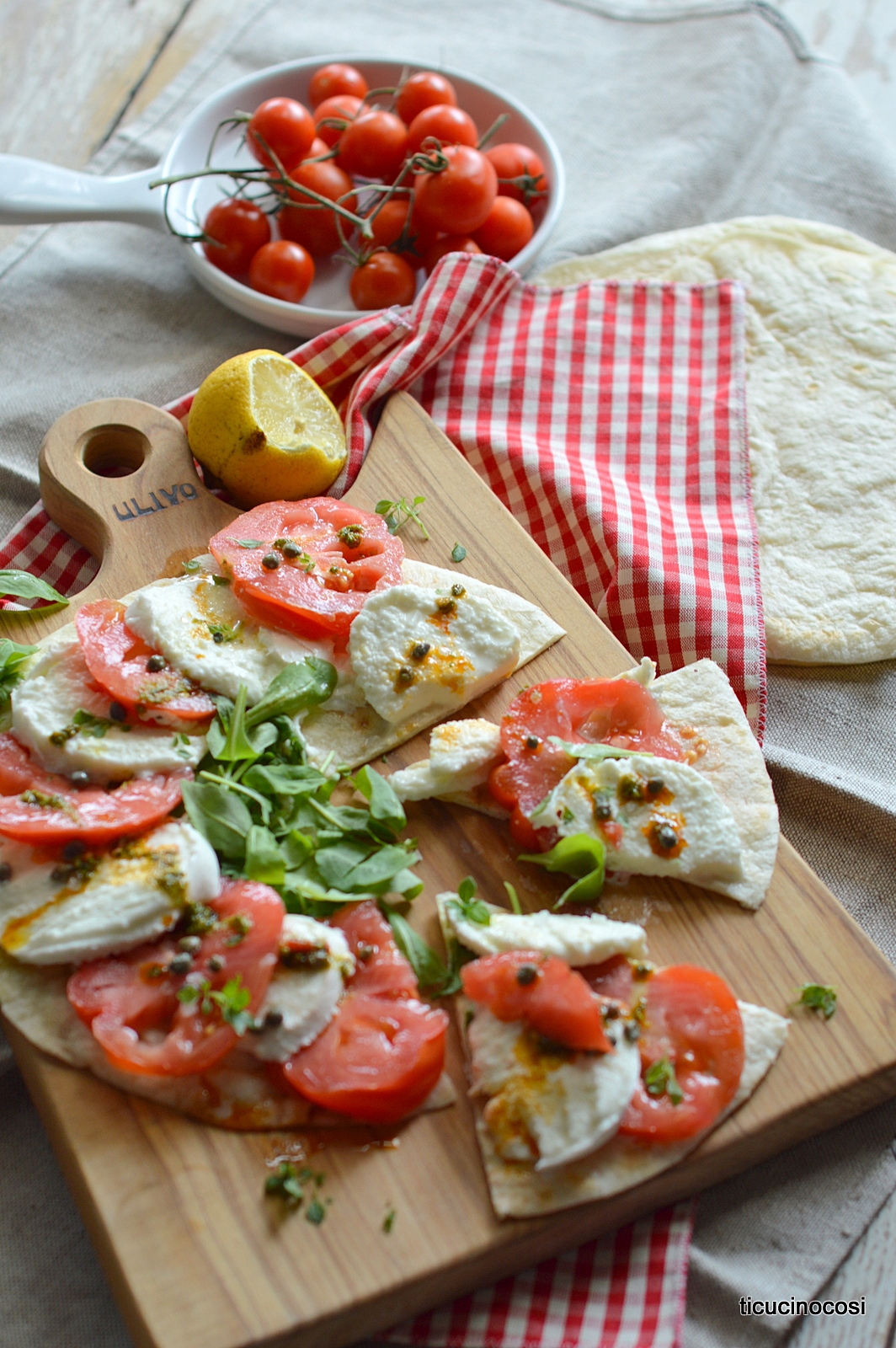 PIADA CON CAPRESE E SALSA ALLA RUCOLA