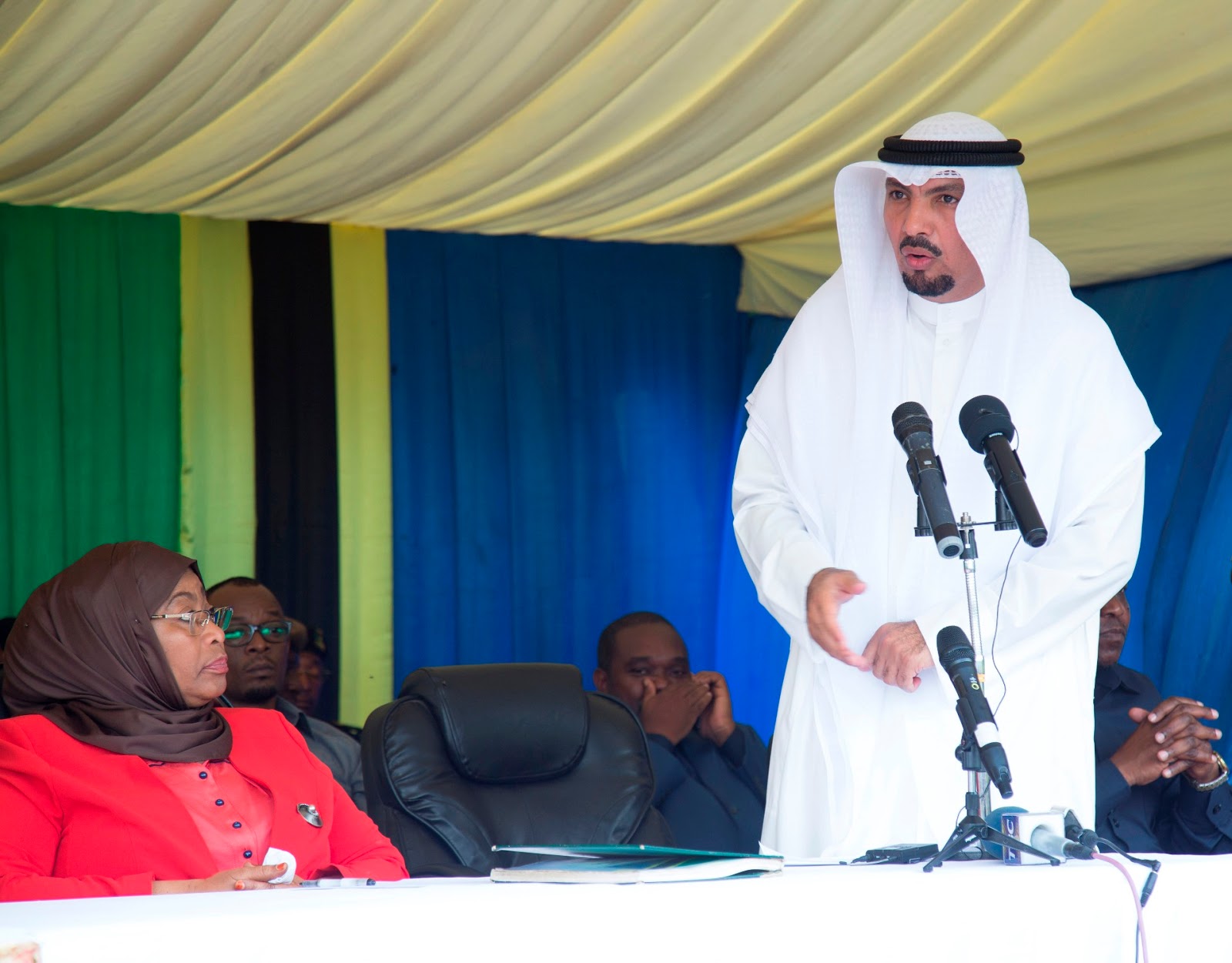 MATUKIO @ MICHUZI BLOG: MAKAMU WA RAIS AKABIDHI VIFAA VYA KUSAIDIA ...