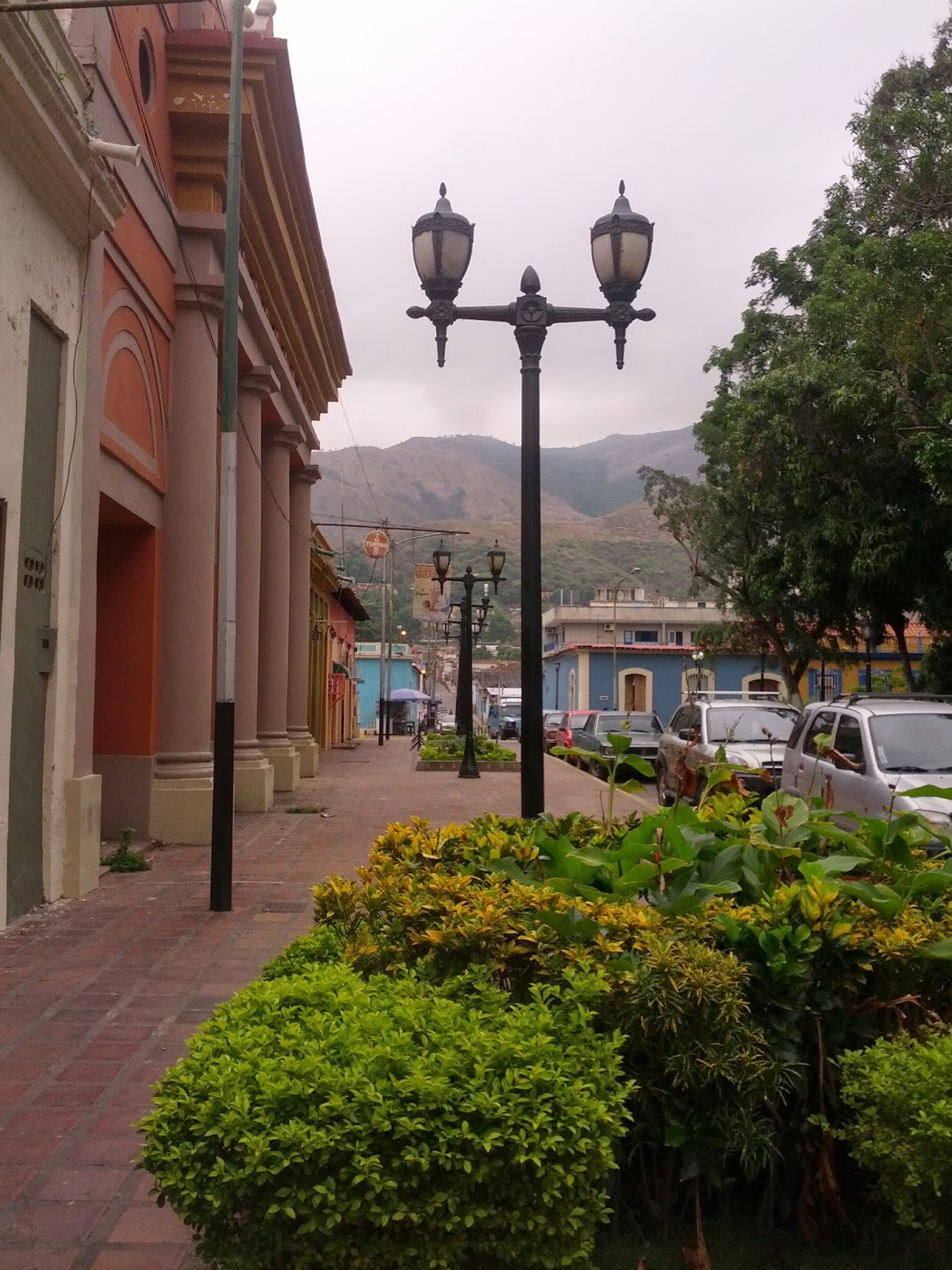 Paisajes de Caracas: Plaza Ribas de La Victoria. Edo. Aragua.