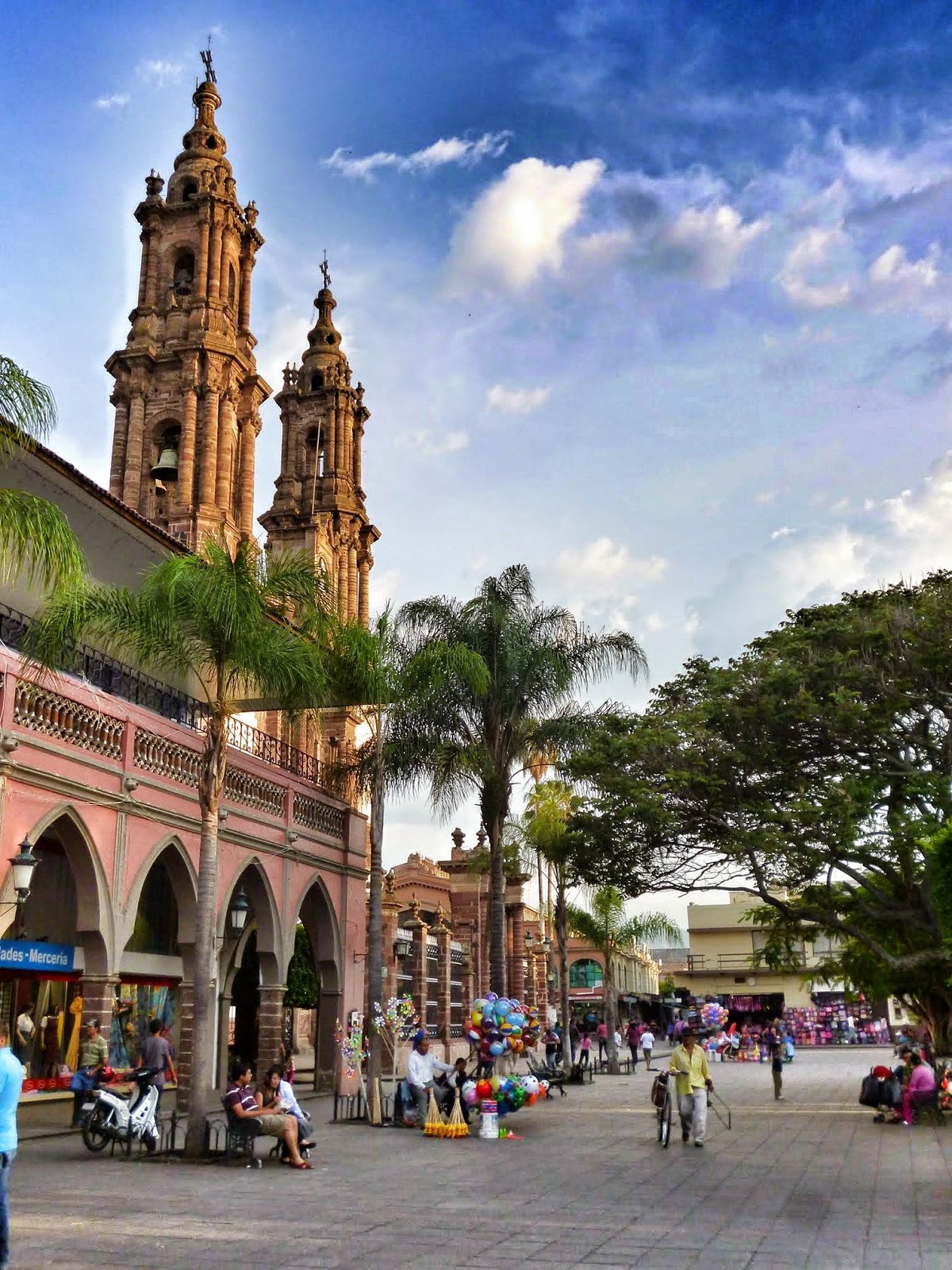 Jaime Ramos Méndez: Portal Allende y catedral en la plaza principal de ...