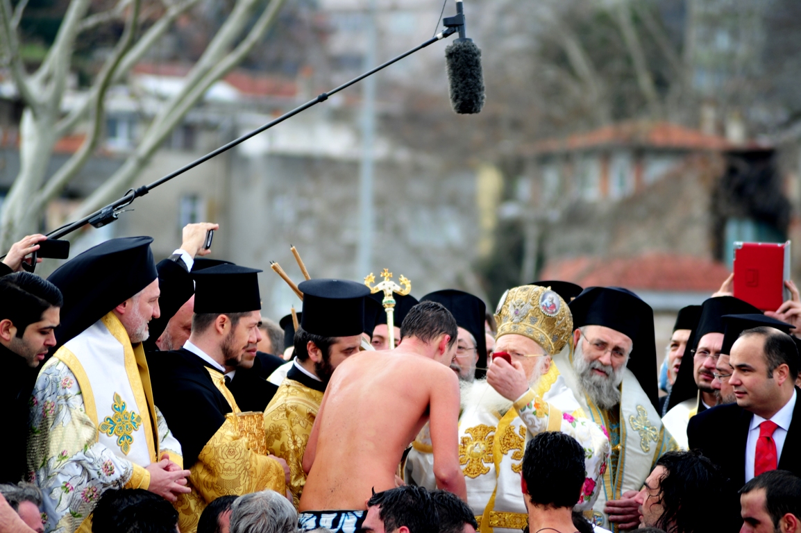 ΦΩΣ ΦΑΝΑΡΙΟΥ: ΤΑ ΦΩΤΑ ΣΤΟ ΦΑΝΑΡΙ ΚΑΙ Ο ΑΓΙΑΣΜΟΣ ΤΩΝ ΥΔΑΤΩΝ ΣΤΟΝ ΚΕΡΑΤΙΟ ...