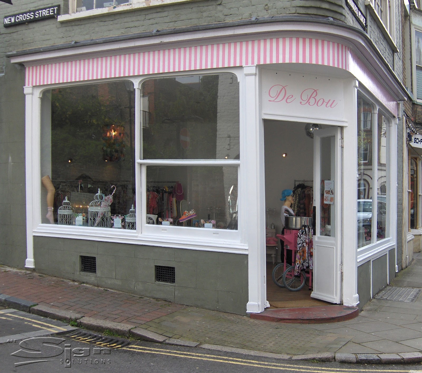 De Bou | Handpainted Shop Fascia - All Sign Solutions | Signs and Graphics