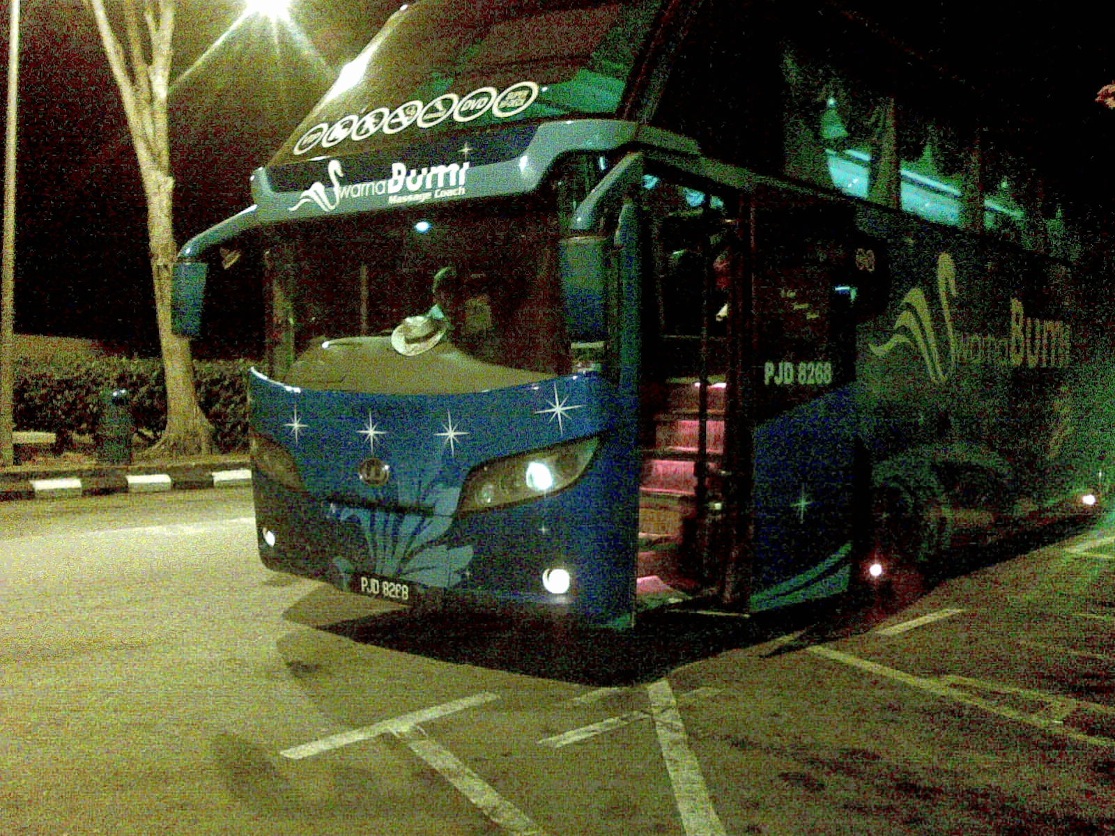 Monolog Nasir: gambar bas dan tiket (warna putih)