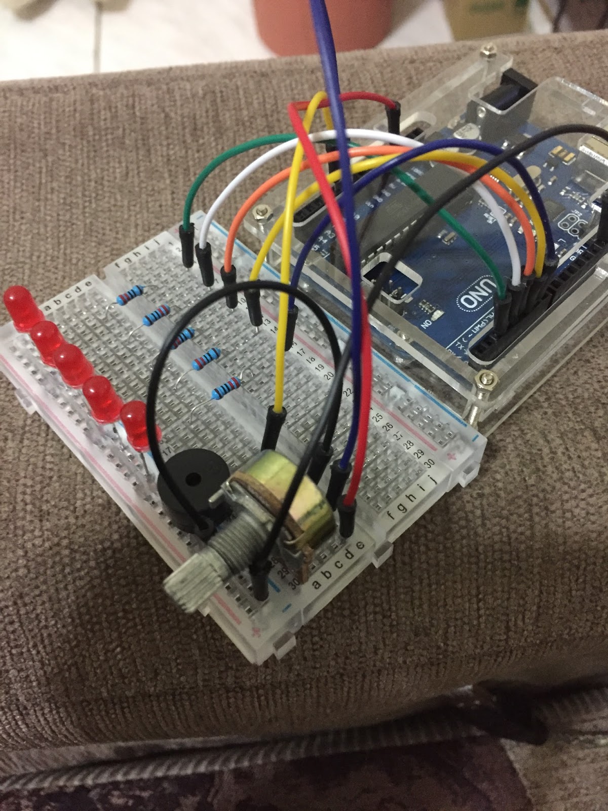 MCU自學雜記: Arduino (16) B10K可變電阻類比控制排列LED燈與無源蜂鳴器。