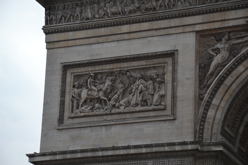 Kolmenimemees: Roosa Pariis, viimane rahukevad, VI. Triumfikaar ja ...