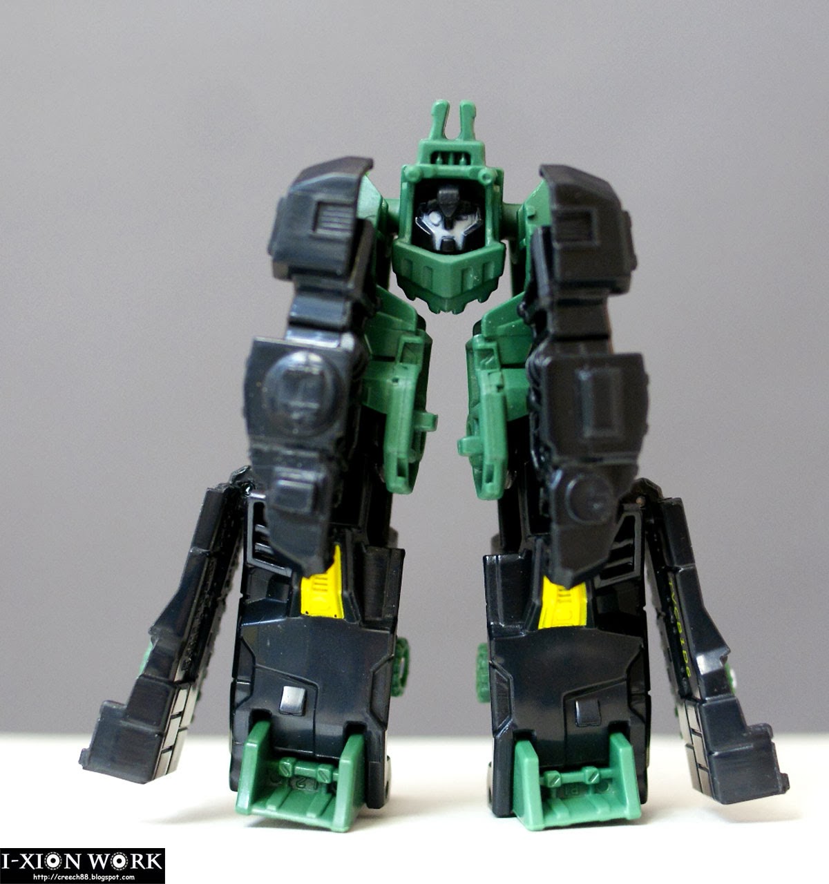 一眼看穿: Transformers Generations Thrilling 30 - Mini-Con Assault Team ...
