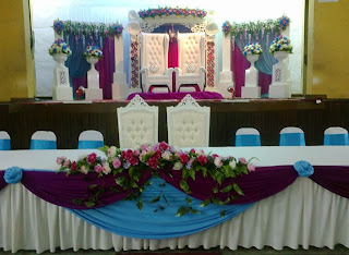 Meja Makan Beradab dan Hiasan