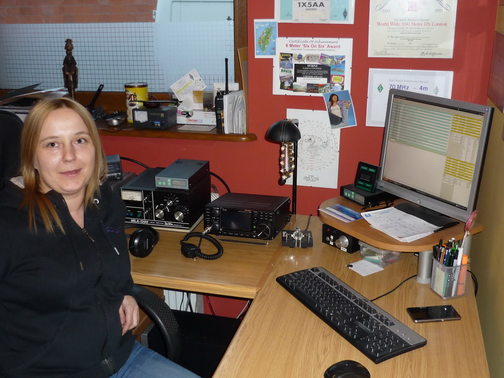 4 & 6m Ham Radio blog: Warning! Ham radio addicted YL in shack ;-)