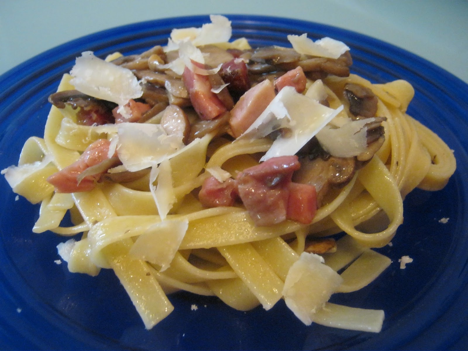 non solo pasticci: Fettuccelle speck e funghi
