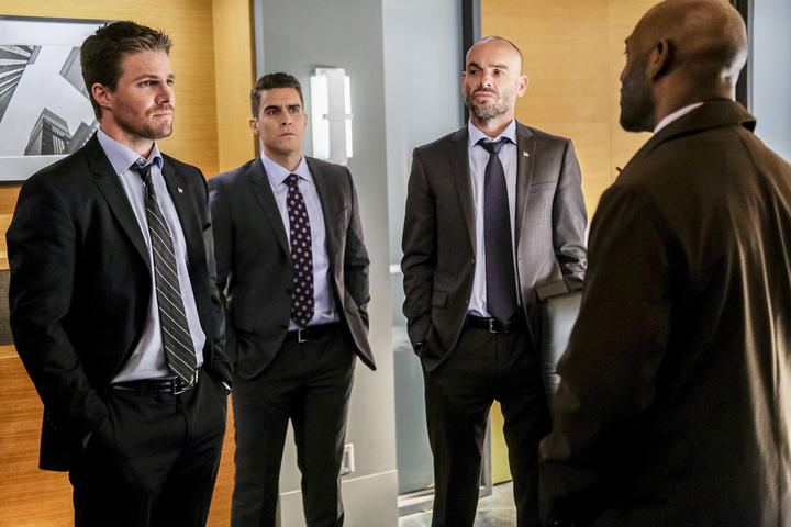 ARROW - "Spazzatura e...cervelli in fuga" Recensione "The Sin-Eater ...