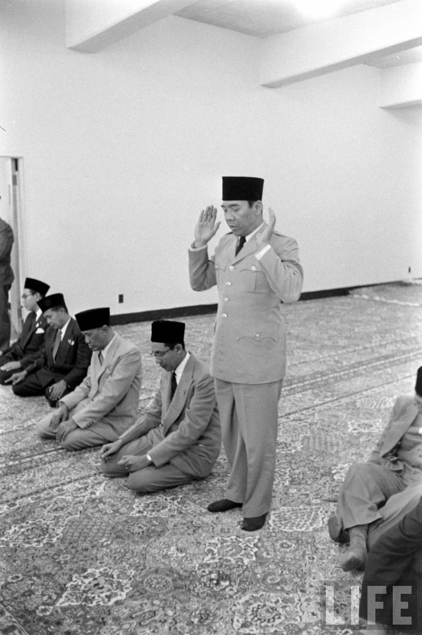 Indonesia Zaman Doeloe: Soekarno shalat di sebuah mesjid di Amerika (1 ...