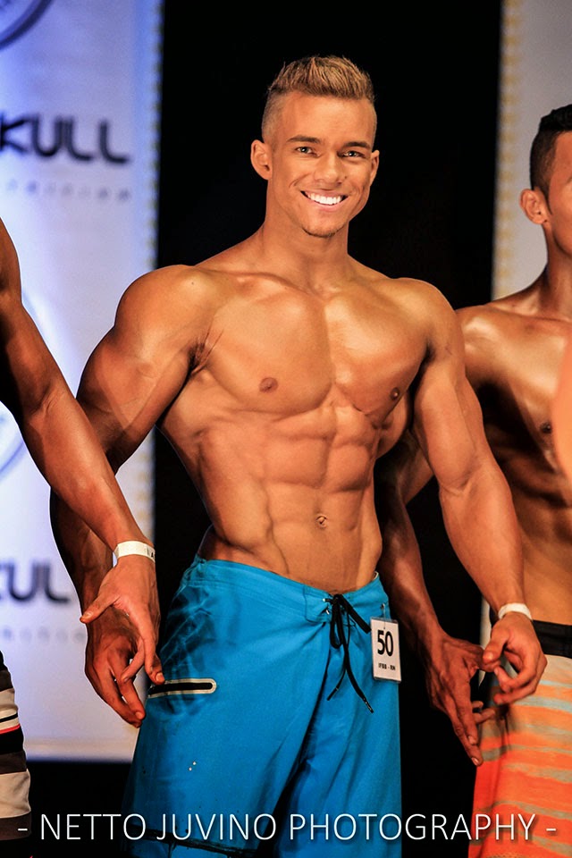 Vitor Chaves é Campeão Men's Physique Overall do Estreantes 2015 da IFBB-RN