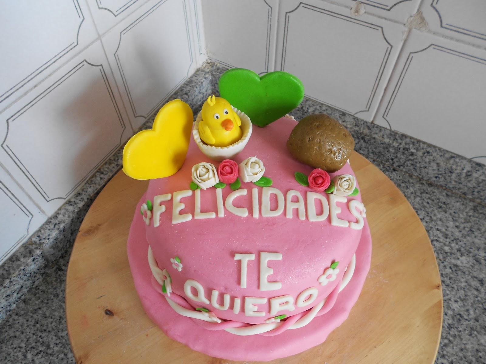 Tartas Fondant Cristina: tarta personaliza de pollito y corazones