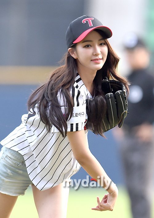 3rd rank of Miss Korea throws the first pitch at a baseball game - K ...
