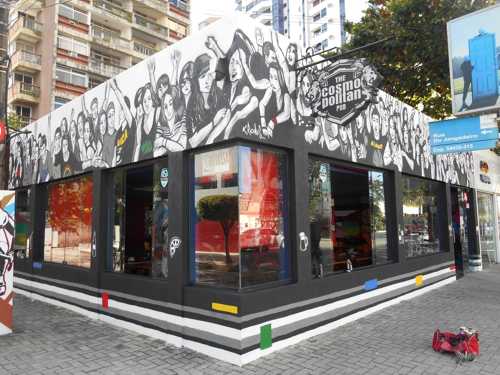 Kronus Graffiti: Fachada do The Cosmopolitan Pub