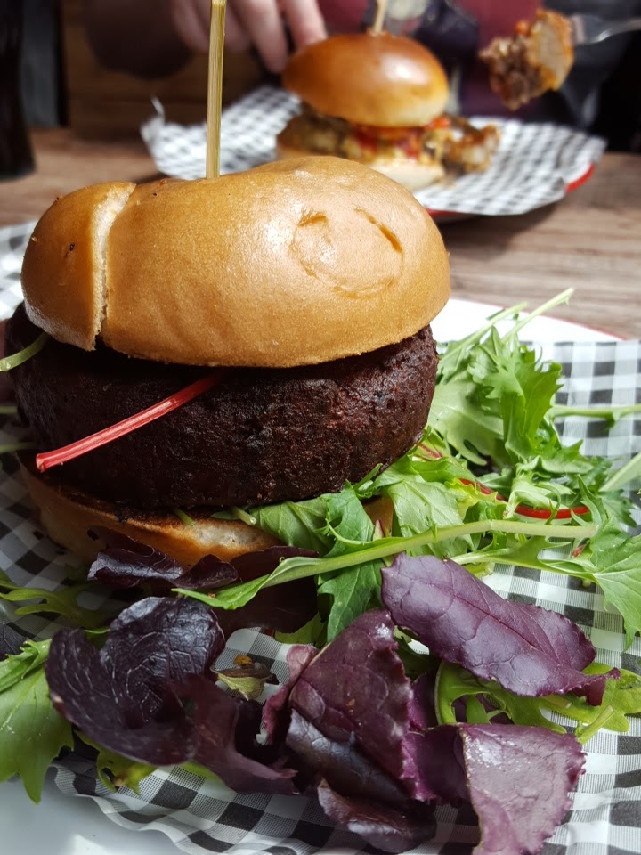 mo'adore: My favourite vegan burger so far (a review of Bread Meats Bread)