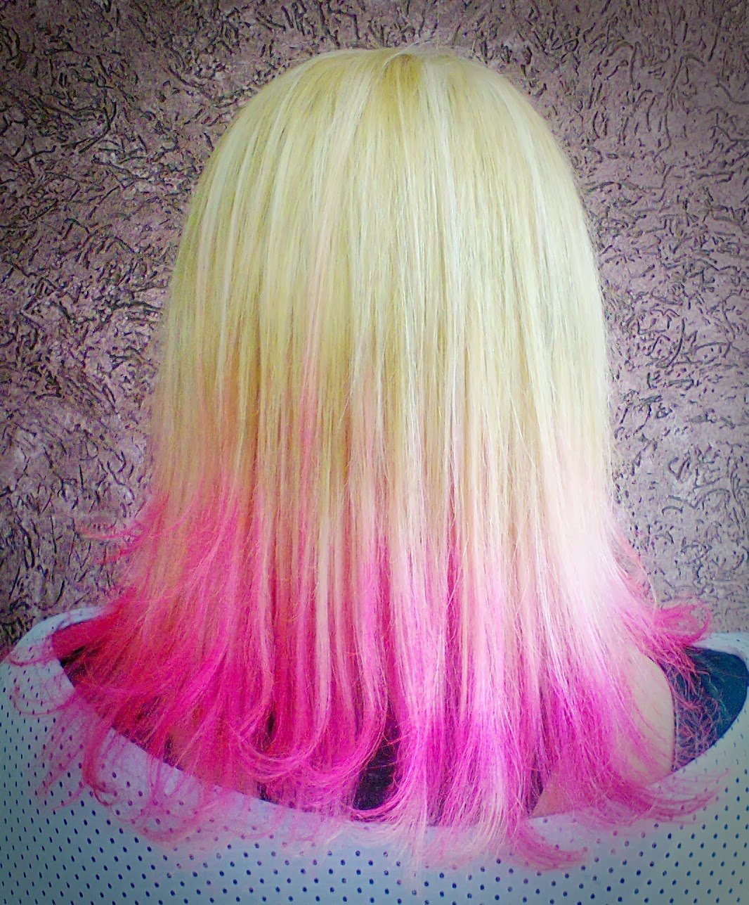 Luisa Helena Cabelos coloridos / Maquiagem: Loiro claro com rosa nas pontas