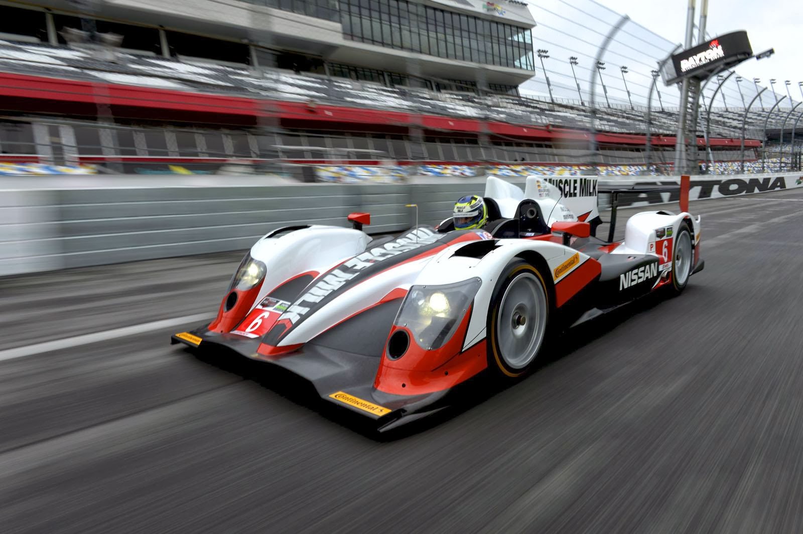 First Real Life pictures of Picket Racing's Nissan Prototype : ebeasts.com