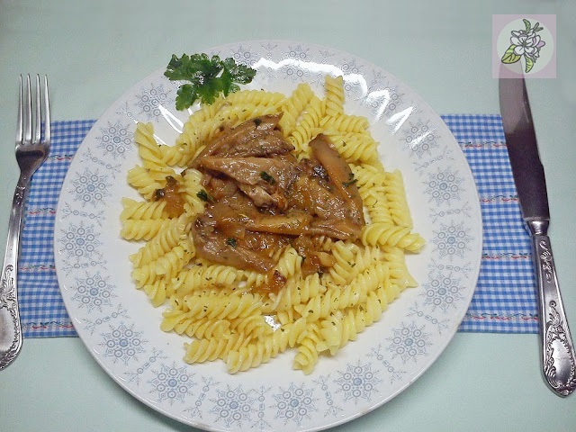 vegana y compañía: ESPIRALES DE PASTA CON SETAS EN SALSA