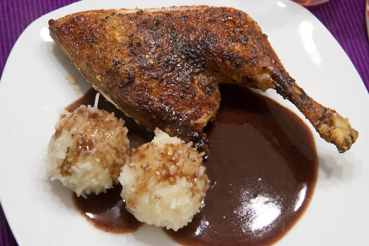 Ganz einfache Küche: Klassische Entenkeule mit Klößen und Rotkohl