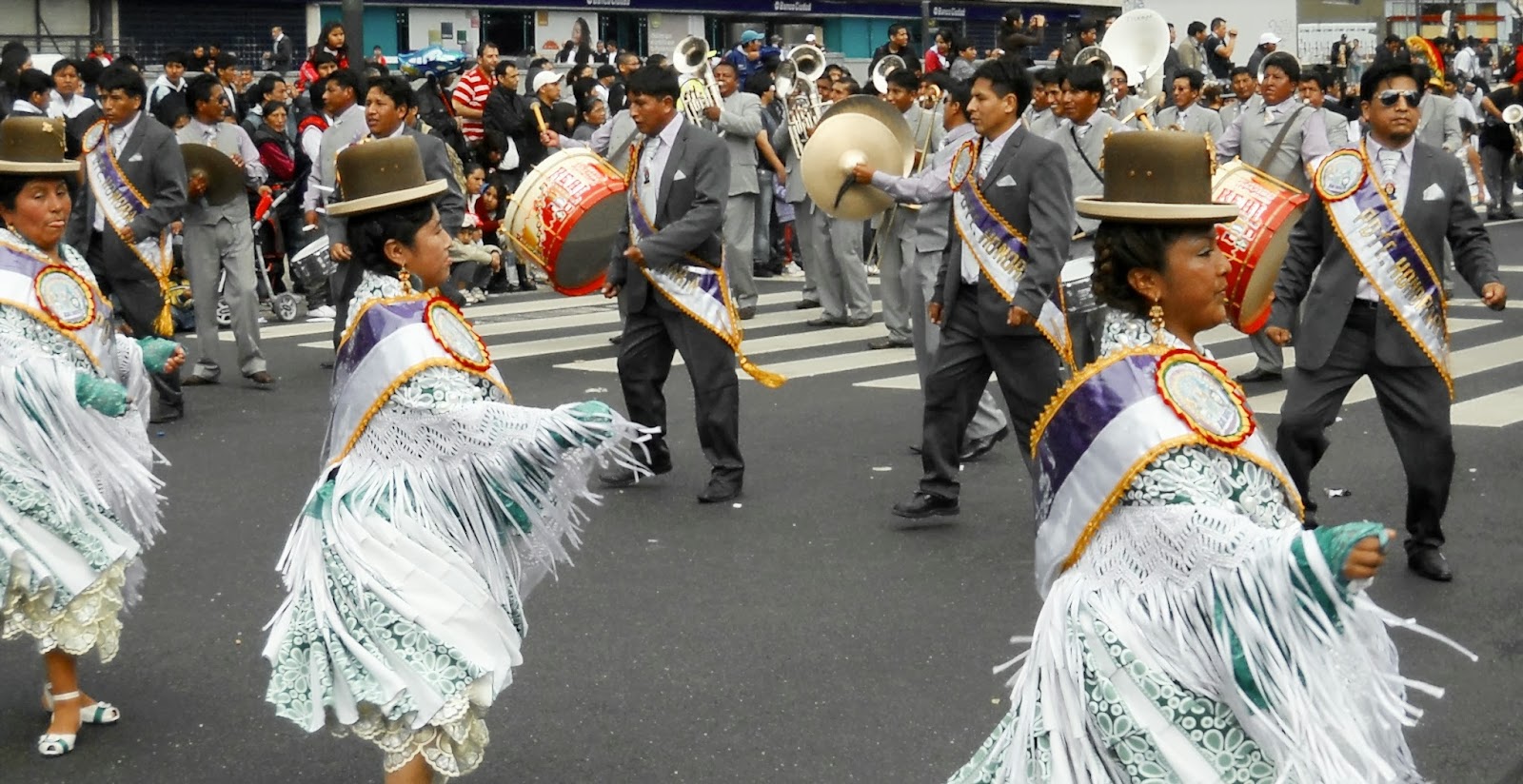 Festejo de la comunidad boliviana en el Día de la Diversidad Cultural ...