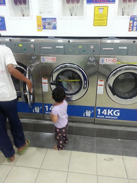 Pertama Kali Mencuci Baju di Dobi 24 Jam ~ Mommy Yoorin