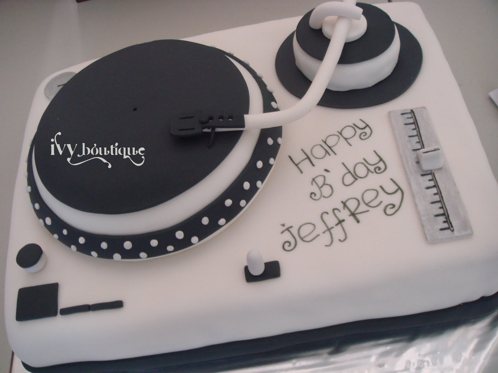 ivy_cakeboutique: turntable DJ cake