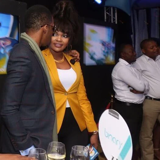 Picha: Wema Sepetu, Idris Wanaswa Wakipeana Mabusu Moto Moto Hadharani ...