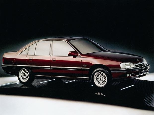 Omega completa 25 anos; relembre versões do modelo