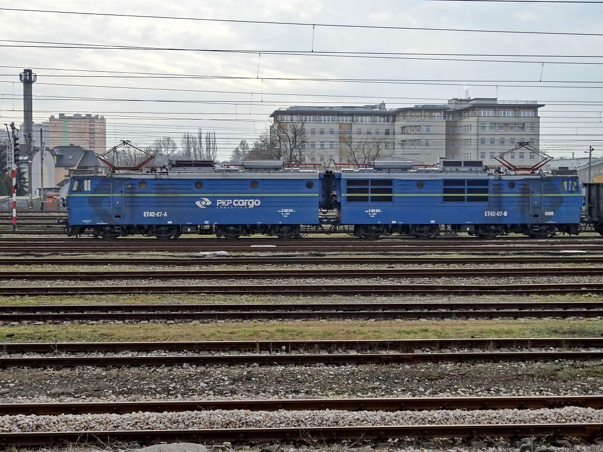 ET42-007 czyli ET42-07 na pustej stacji Kielce Herbskie | Kolejowe Kielce