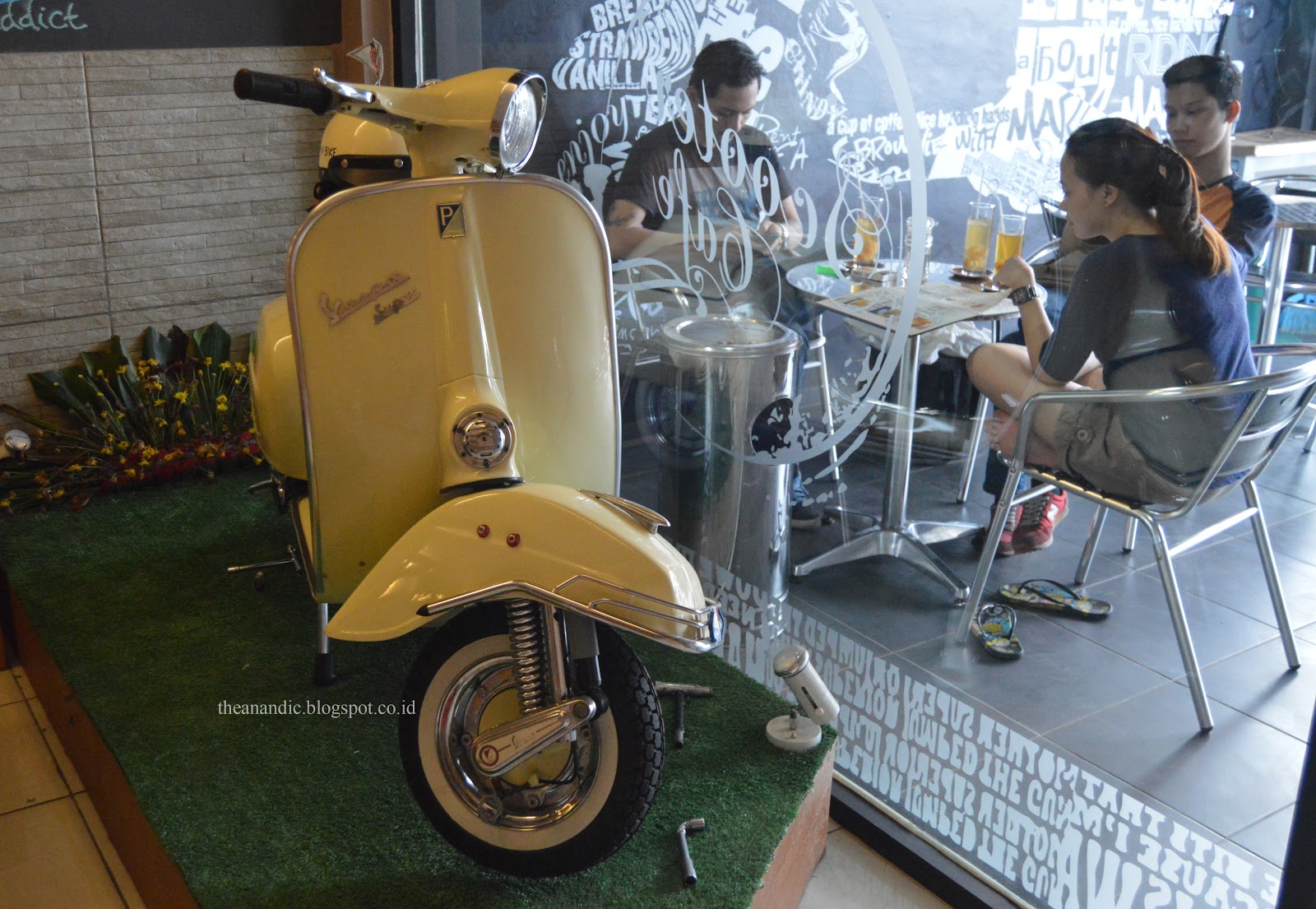 myromanticcafe: the scooter cafe