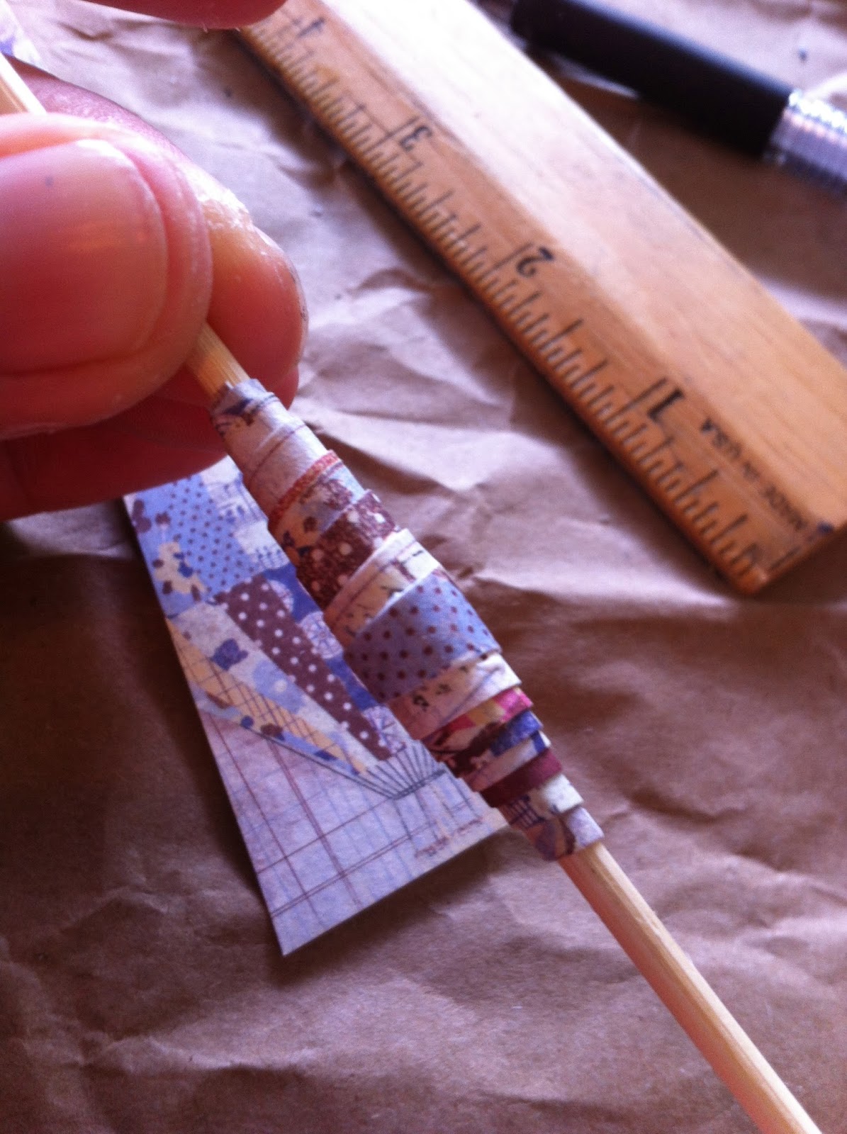 AptToCraft: Paper, glue, skewers...Voilà! Paper beads!