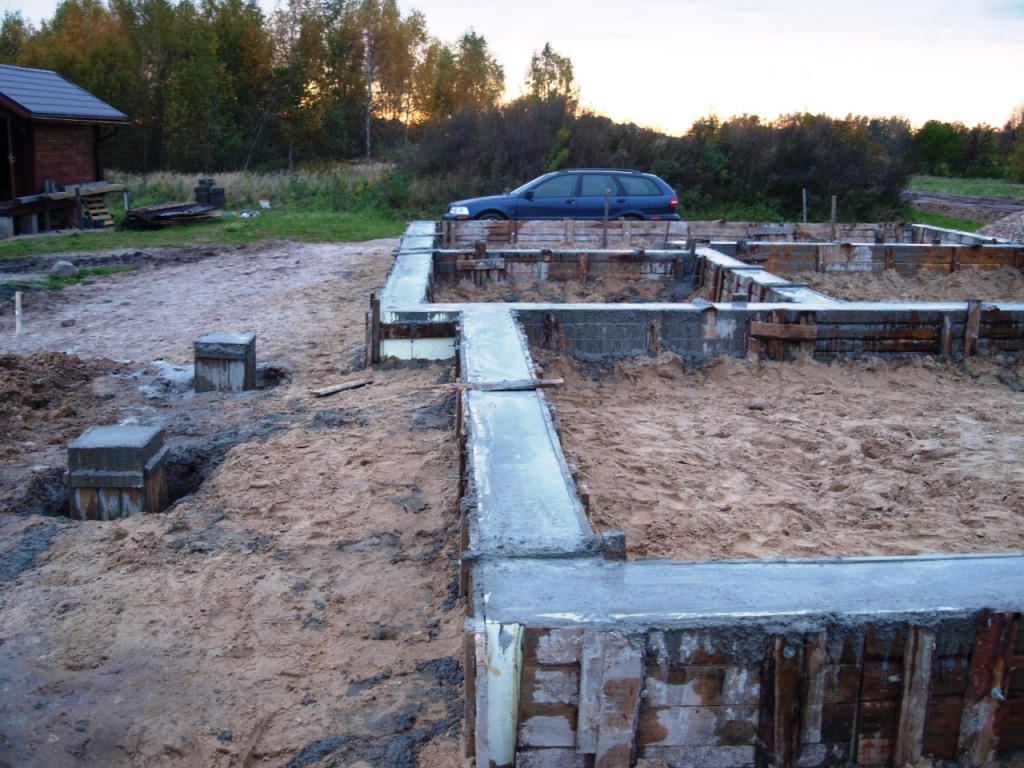 Ceļš uz ģimenes māju: Pamatu betonēšana: 4.kārta