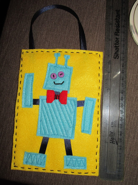 Adrienne and Co.: DIY: Felt Robot pillow/decor