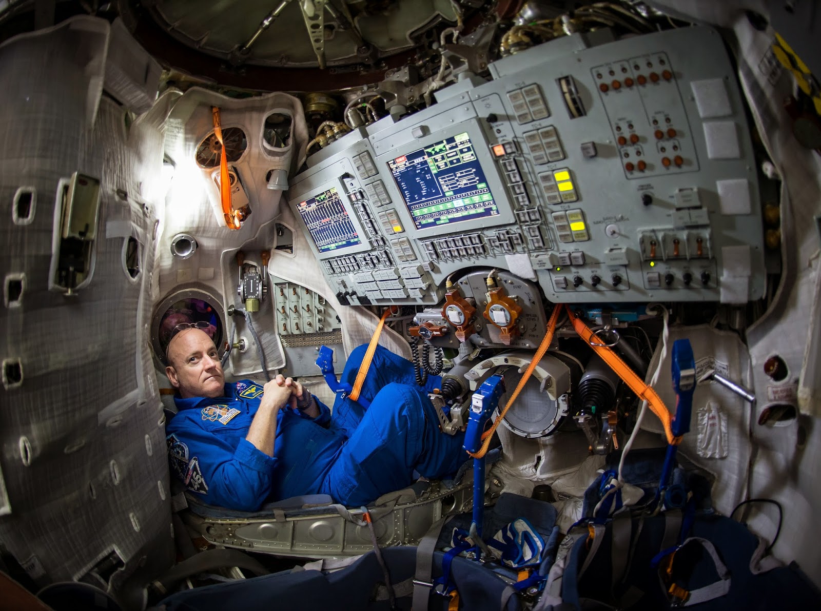 [사진] 오늘의 NASA 사진 Astronaut Scott Kelly Preparing for Launch on One-Year ...
