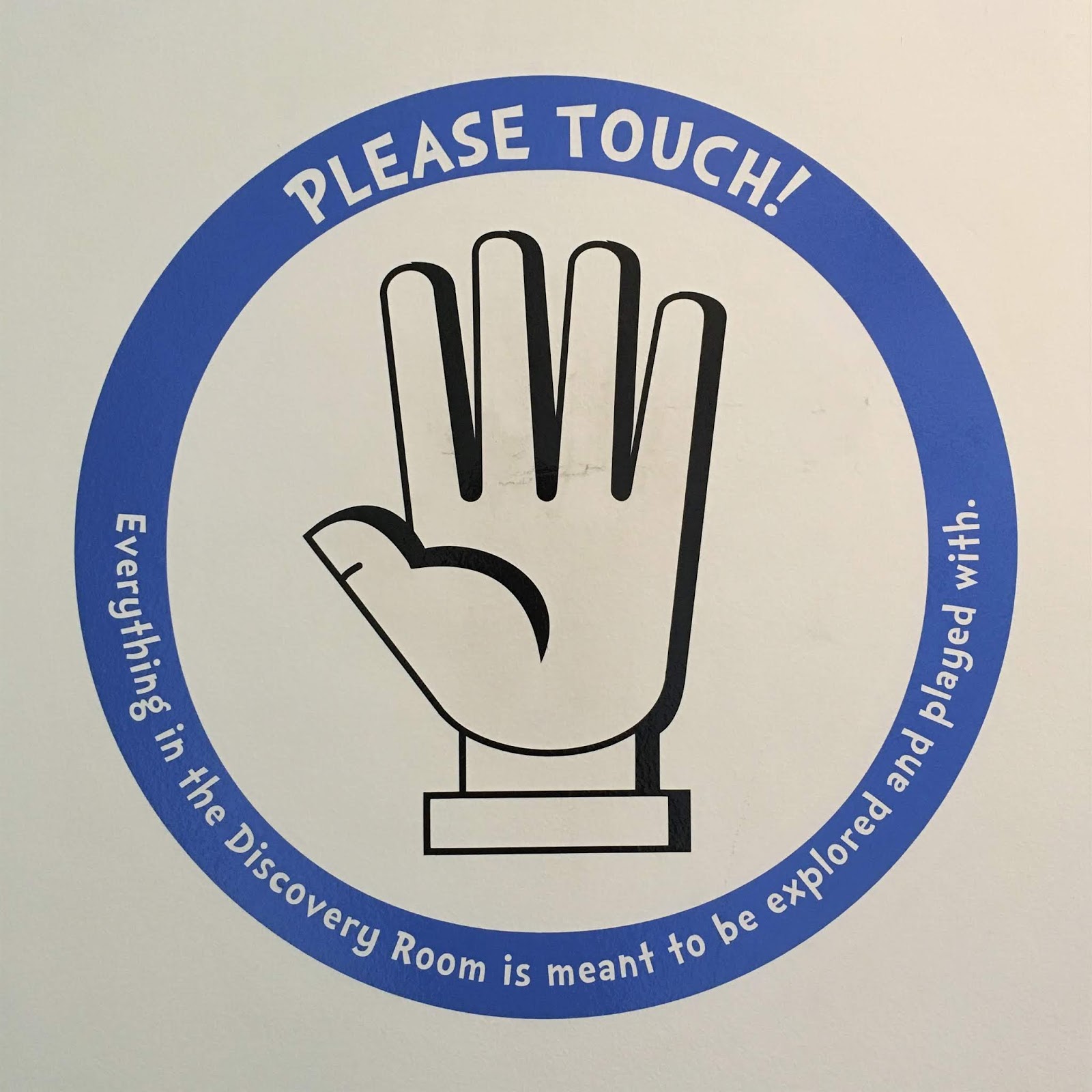 The Sewphisticate: Do This, Not That: A Visitor's Guide to Museum Etiquette