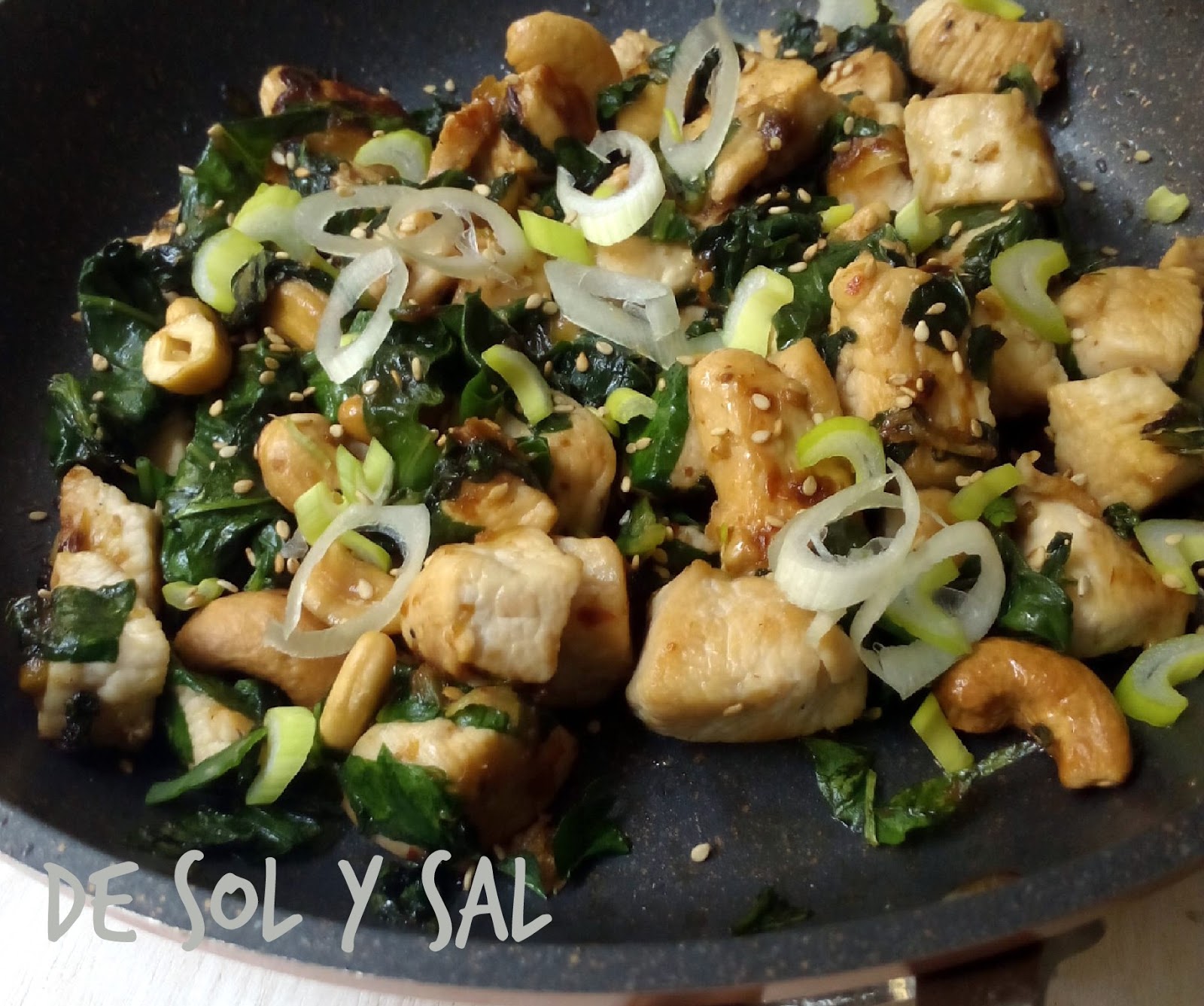 De sol y sal: Salteado de pollo, espinacas y anacardos