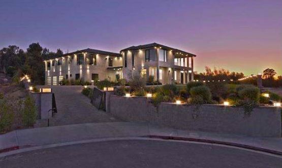 Robbers break into Chris Brown's house, hold his aunt hostage and steal ...