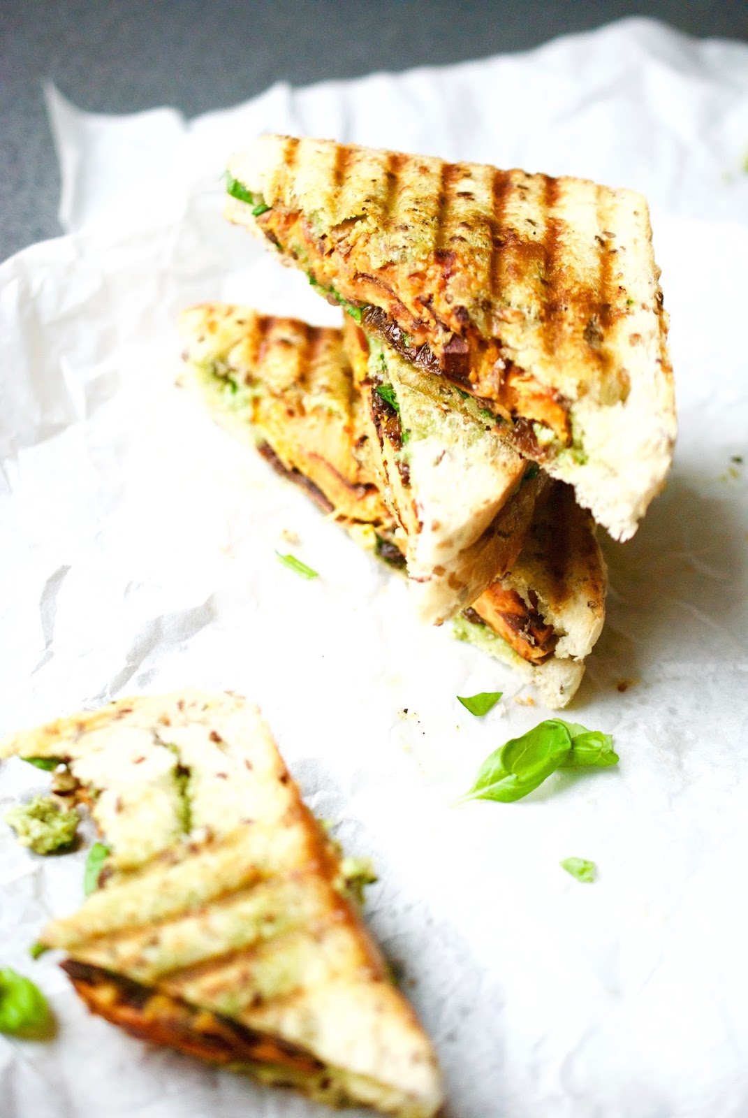 JANEK PASZKOWSKI: TOSTY Z PIECZONYMI BATATAMI, PESTO i RODZYNKAMI