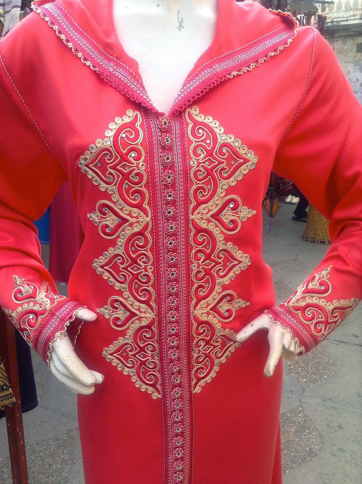 A Passage to Tangier: Embroidered djallabas-Djellabas brodées