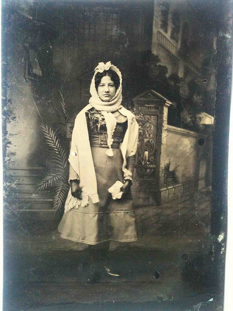 Old Portraits With Background Smackdown ~ Vintage Everyday