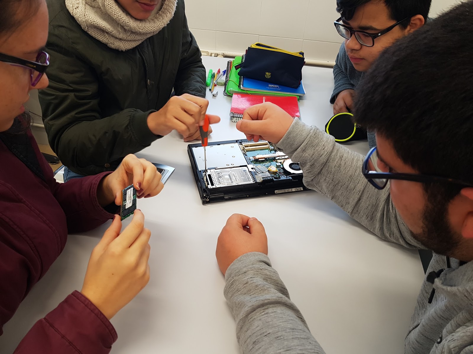 TECNOENSEÑANDO: Una Clase Interactiva con Elementos del Hardware