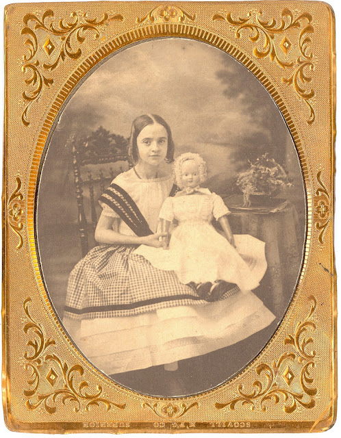 24 Vintage Photos of Little Girls Posing With Their Dolls From the Late ...