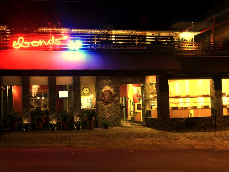 Bond Cafe: Bond Cafe