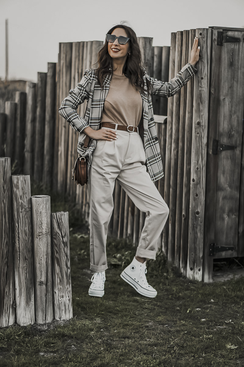 CÓMO COMBINAR CONVERSE EN UN OUTFIT FORMAL