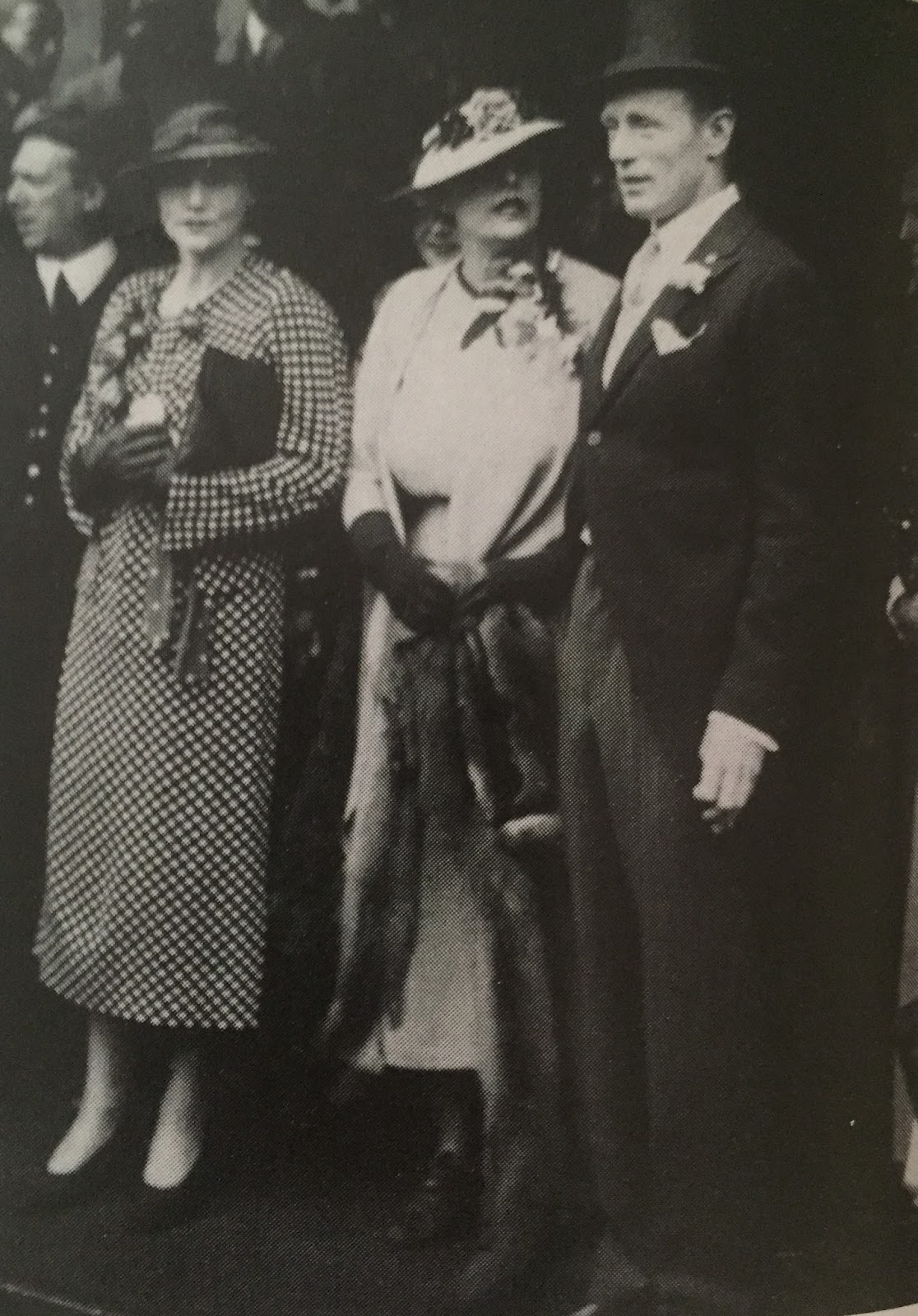 Leslie Howard: With Family - Photos