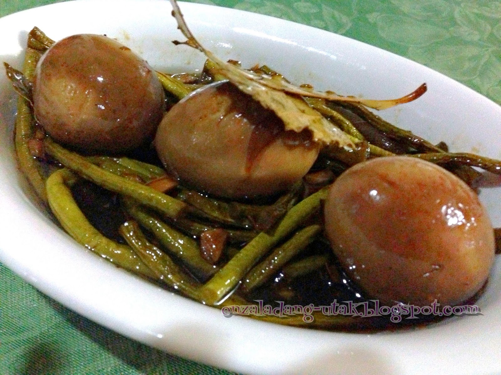 Filipino Classic Adobong Manok (Chicken Braised in Vinegar and Soysauce ...